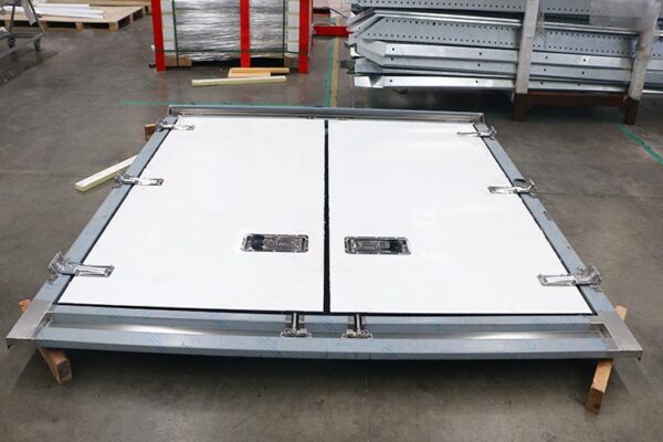 Box Truck Swing Doors - TOPOLOGROUP